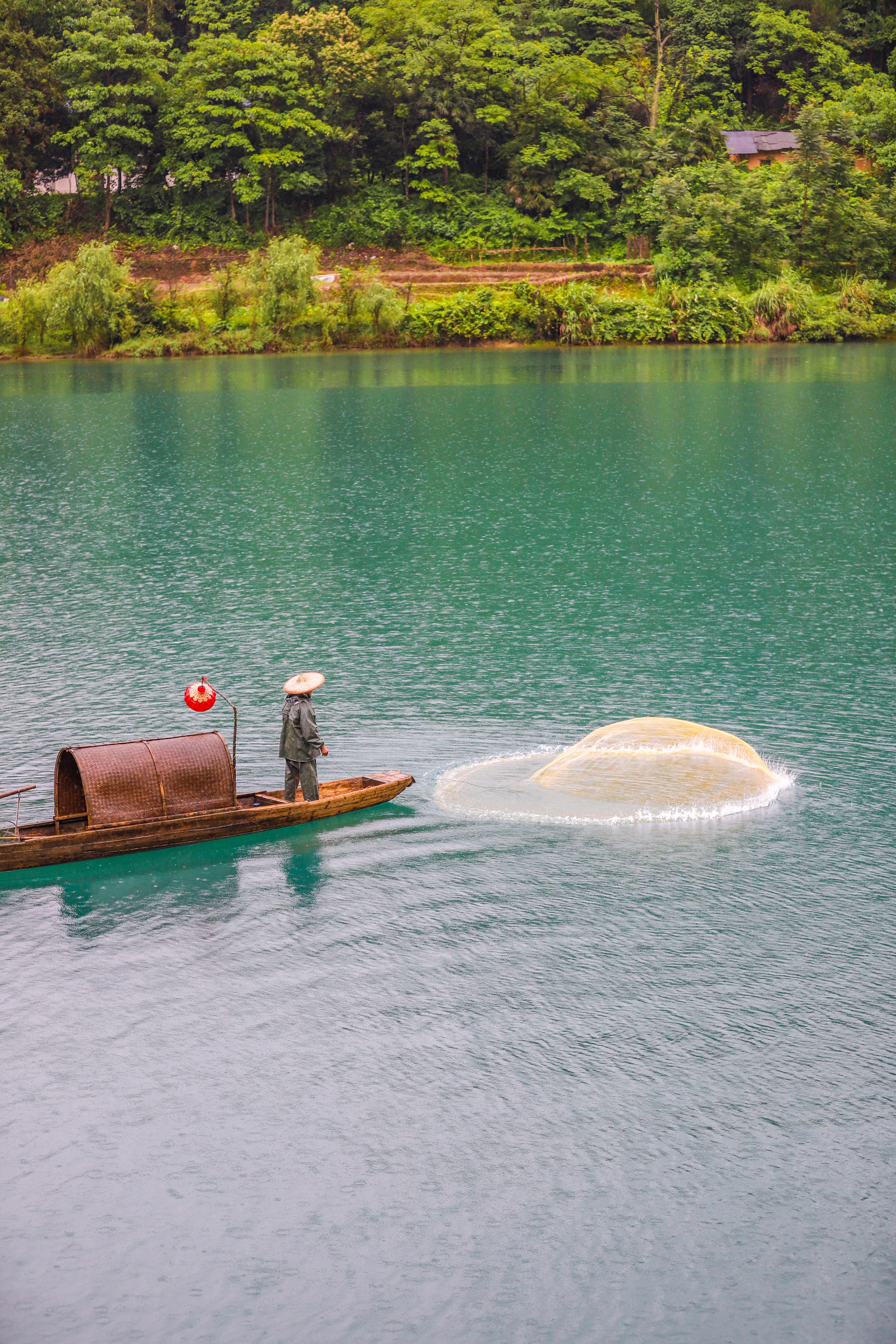 Punch in Chenzhou Dongjiang Lake, surrounded by clouds and mist, the ...