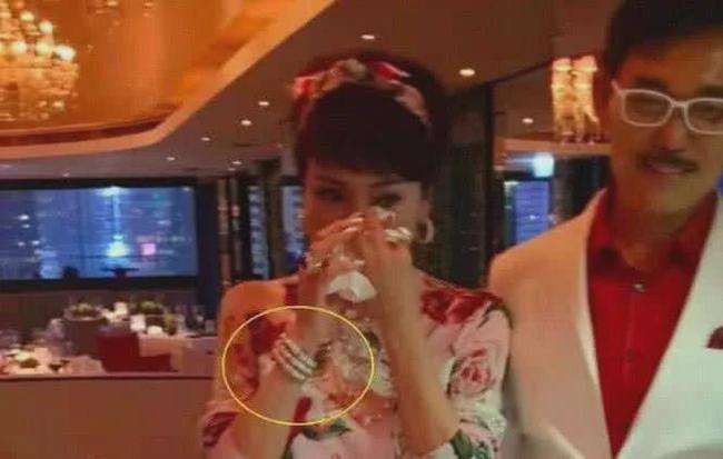 When Nicholas Tse's mother, Deborah, had a birthday, Faye Wong gave a ...