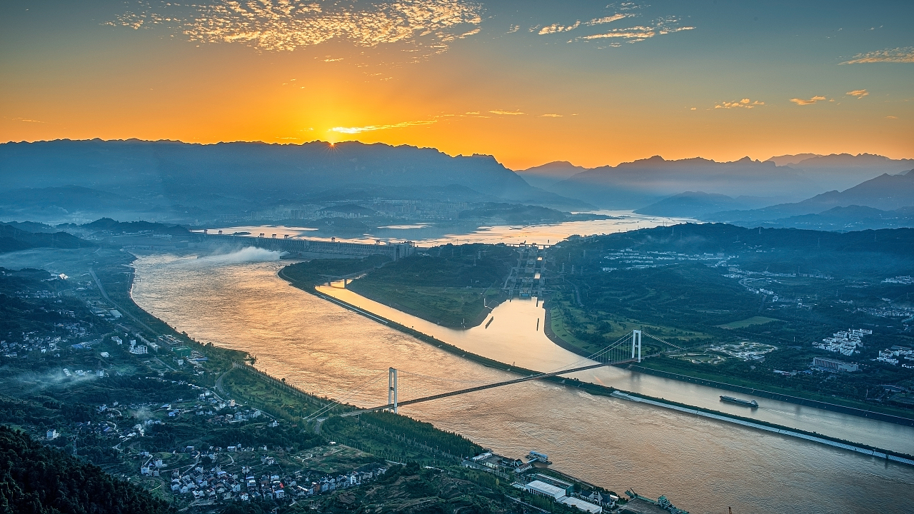 A large school of fish suddenly appeared at the Three Gorges Dam, and a ...