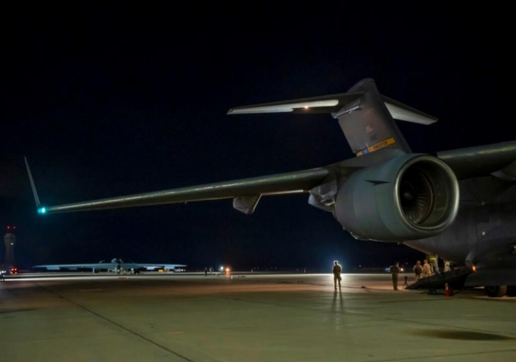 "Three-eye view" to see the US Air Force C-17 refueling the B-2 for the ...