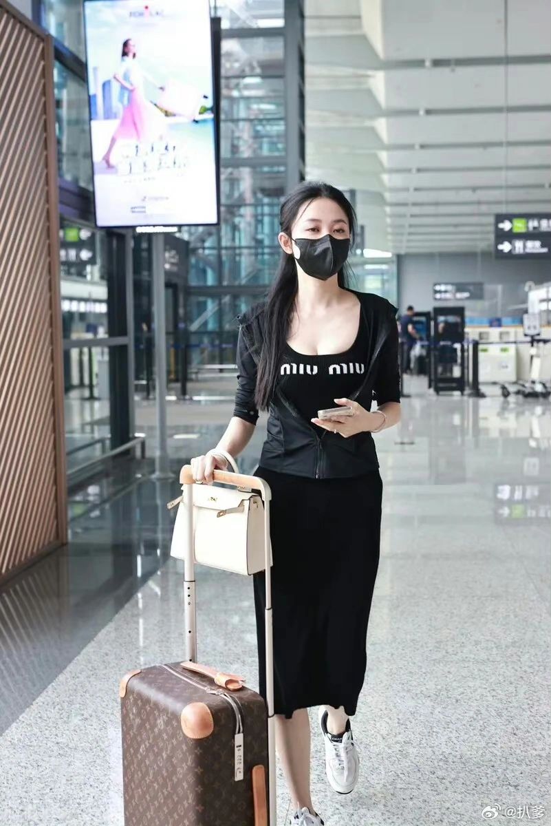 Wilber Pan and his wife at the airport - iNEWS