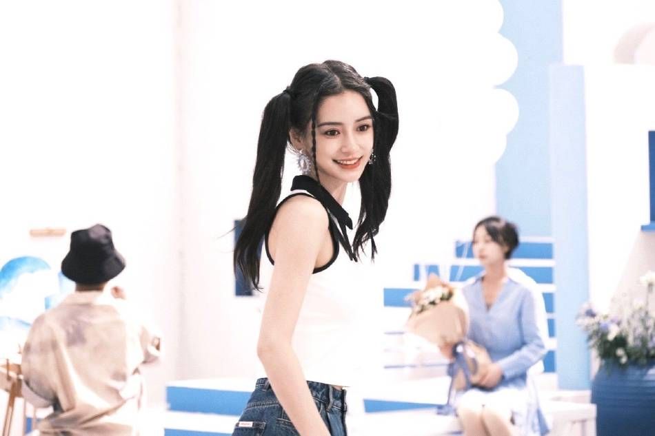 Angelababy's double ponytail shape is full of vitality and she wears a ...