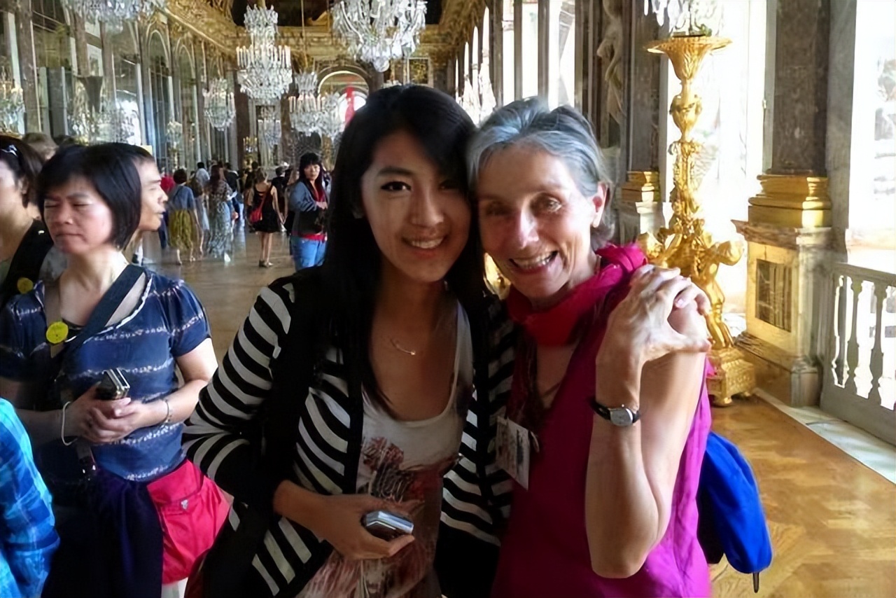 Those female tour guides look good and have a good income, why are most ...