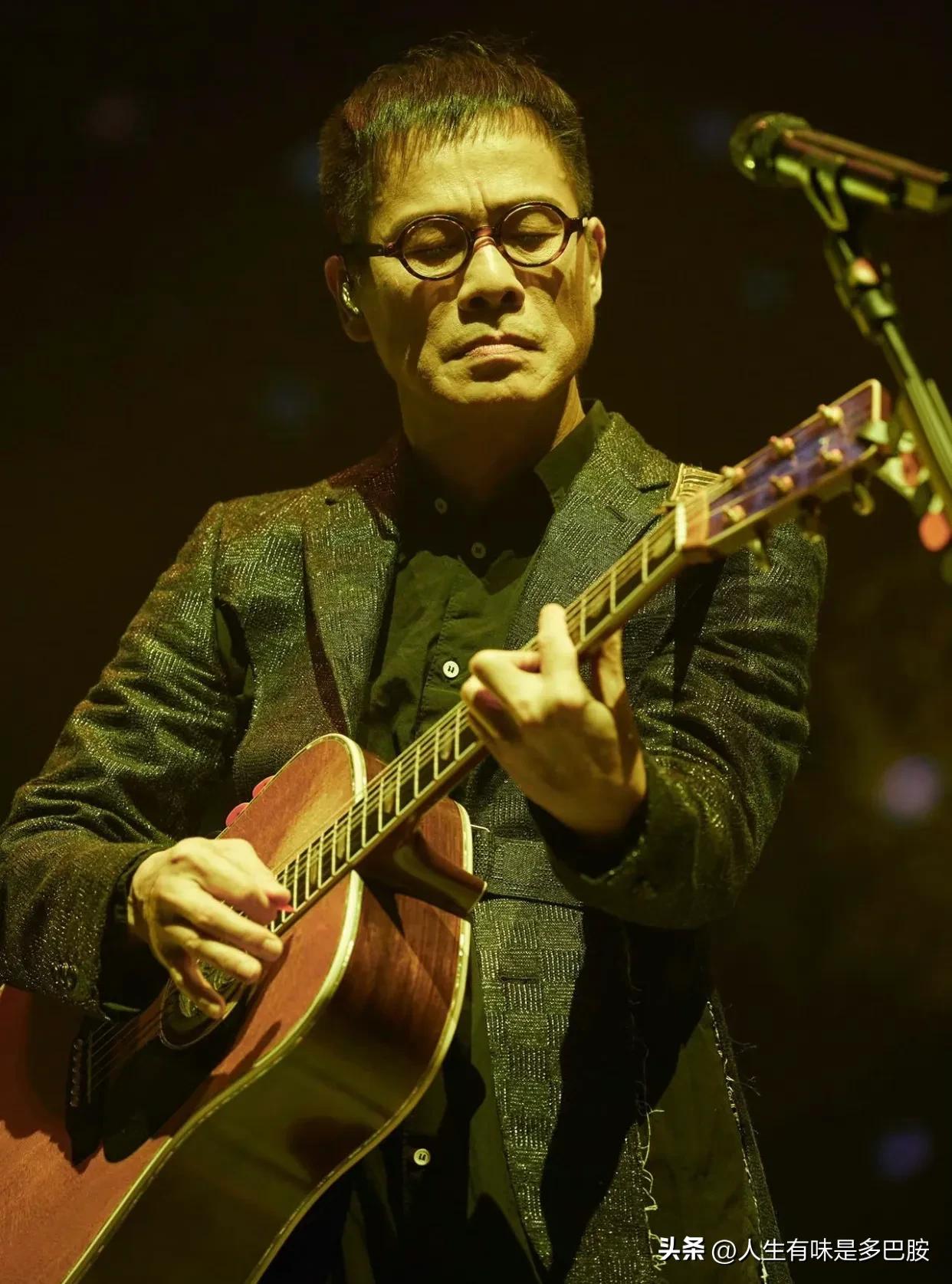 Seeing Luo Dayou, Xue Zhiqian became cautious, with both hands on his knees, like a little girl ...