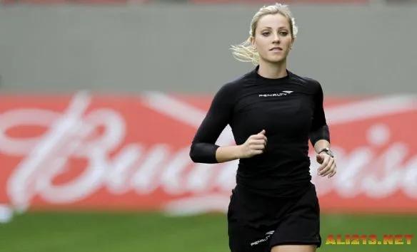 The most beautiful female football referee in the world - iNEWS