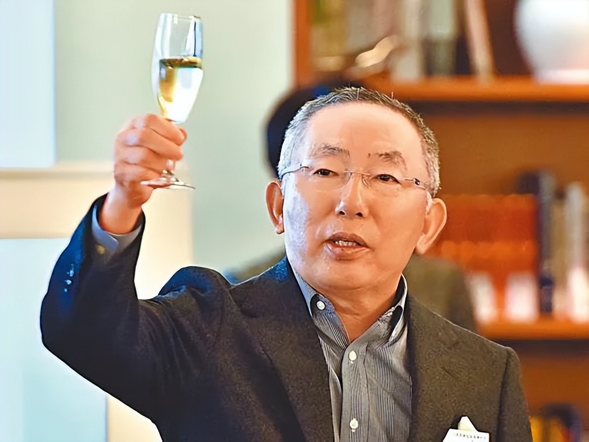The three richest Japanese wealth are sitting in a row, and the success ...