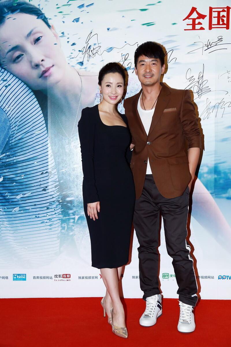 Tao Hong and Xu Zheng get drunk at a bar as a fat uncle, and the other ...
