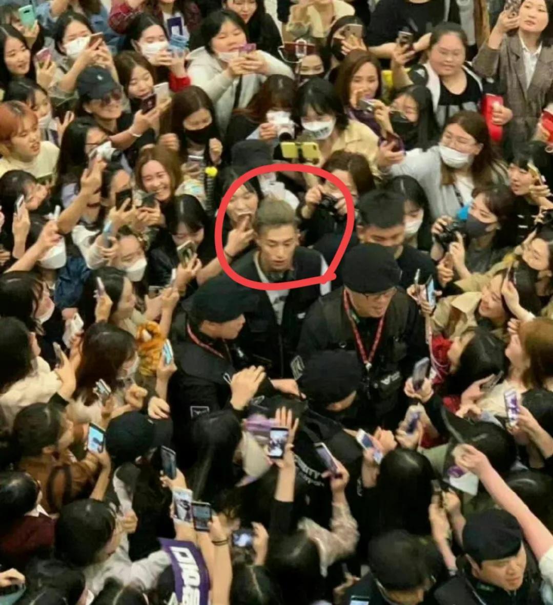 Wang Hedi was photographed when he returned to his home fried skewer ...