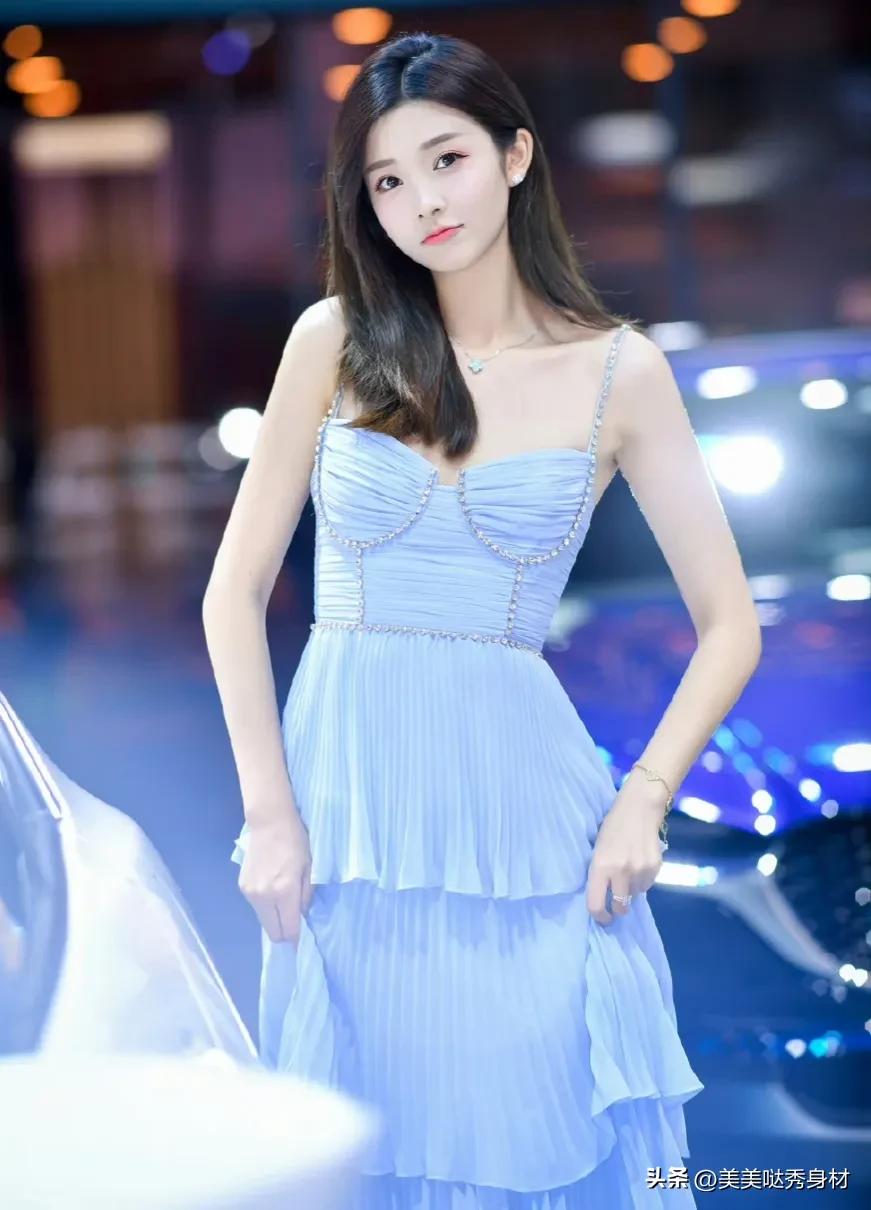 Sexy car model Li Liangliang wears a light blue suspender wrap bust ...