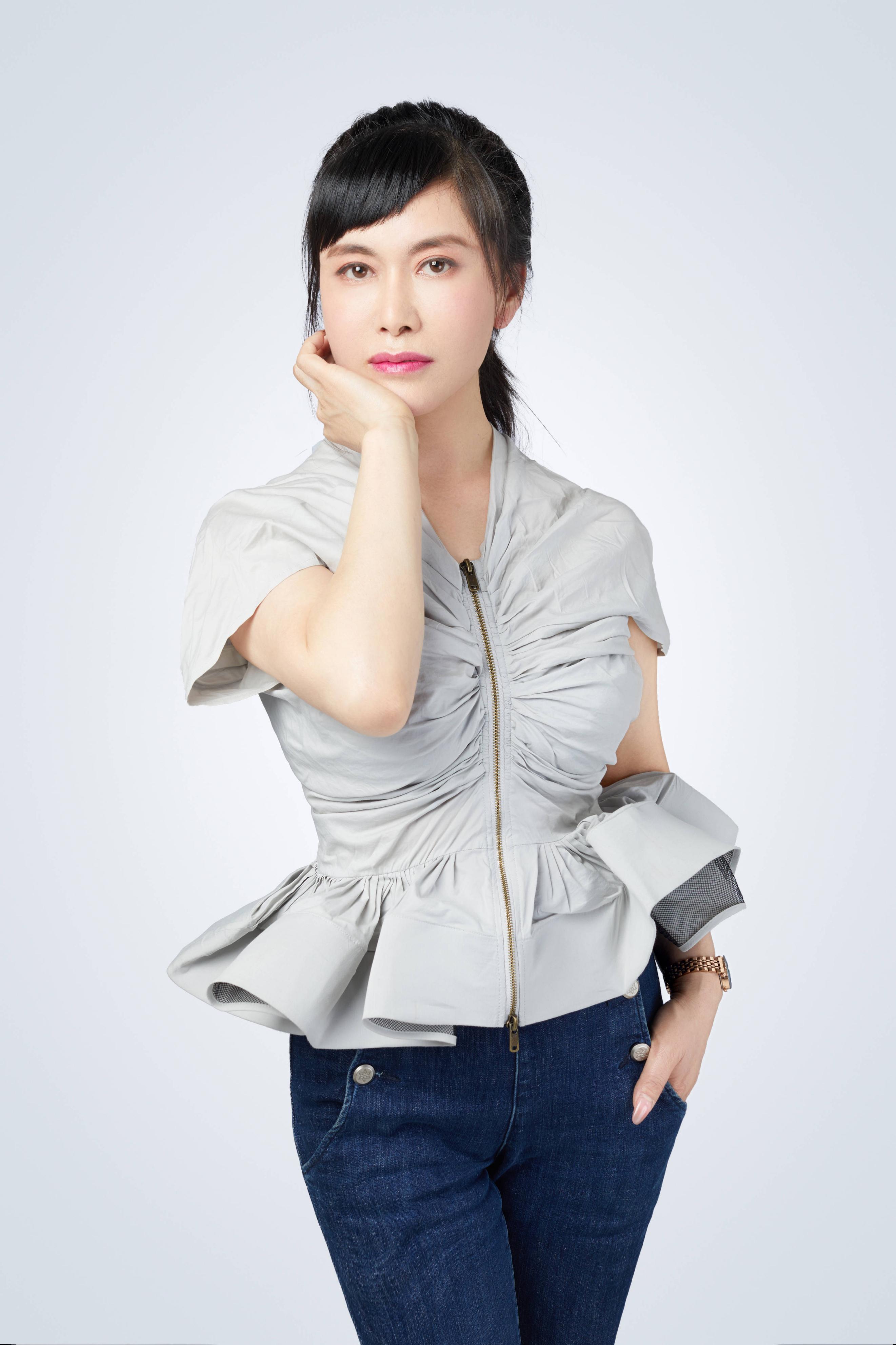 Chinese female singer Zhang Ying's debut single "Love You No Regret ...