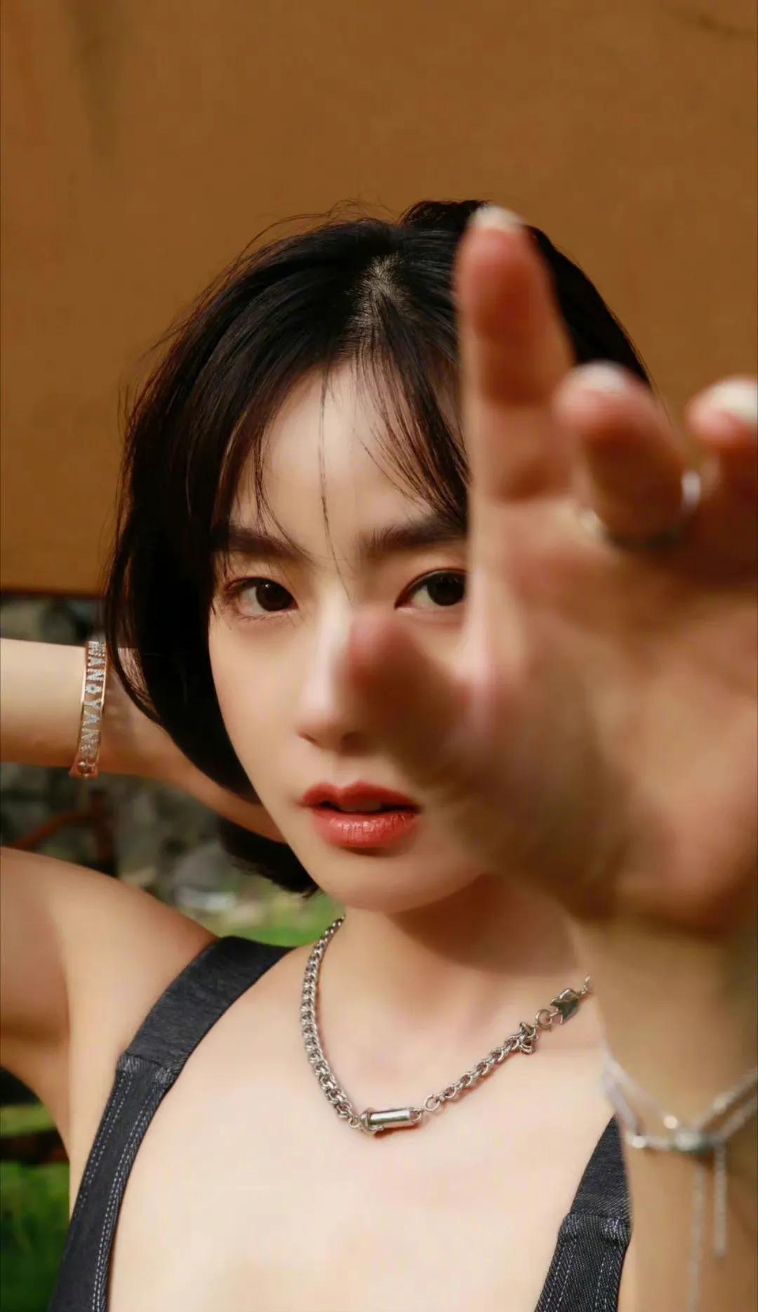 Chen Nuanyang's second swimsuit photo shoot, the swimsuit shows the hot curve of fitness - iNEWS