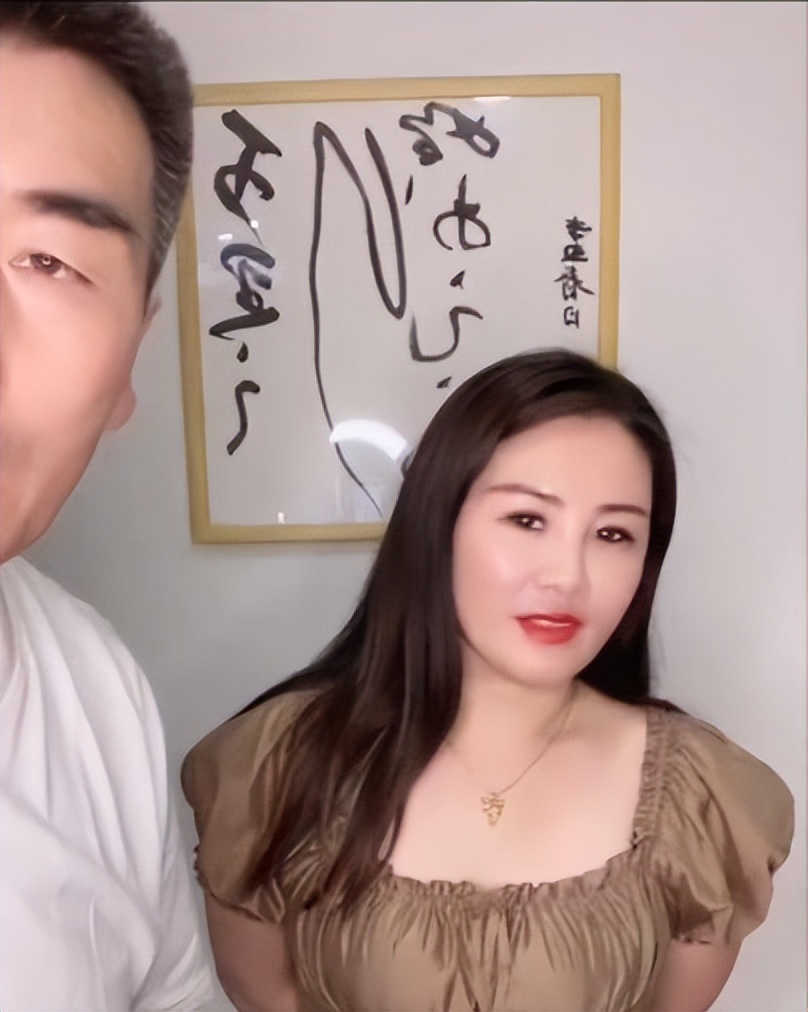 Li Yucheng and his new partner are in the same frame. - iNEWS