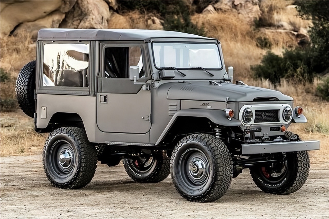 At the foot of the mountains and rivers, the war horse Toyota FJ has ...