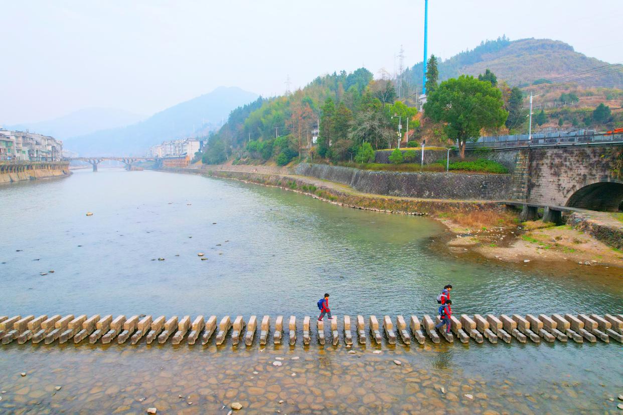 There is a stone bridge in Taishun, Wenzhou, known as the bridge with ...