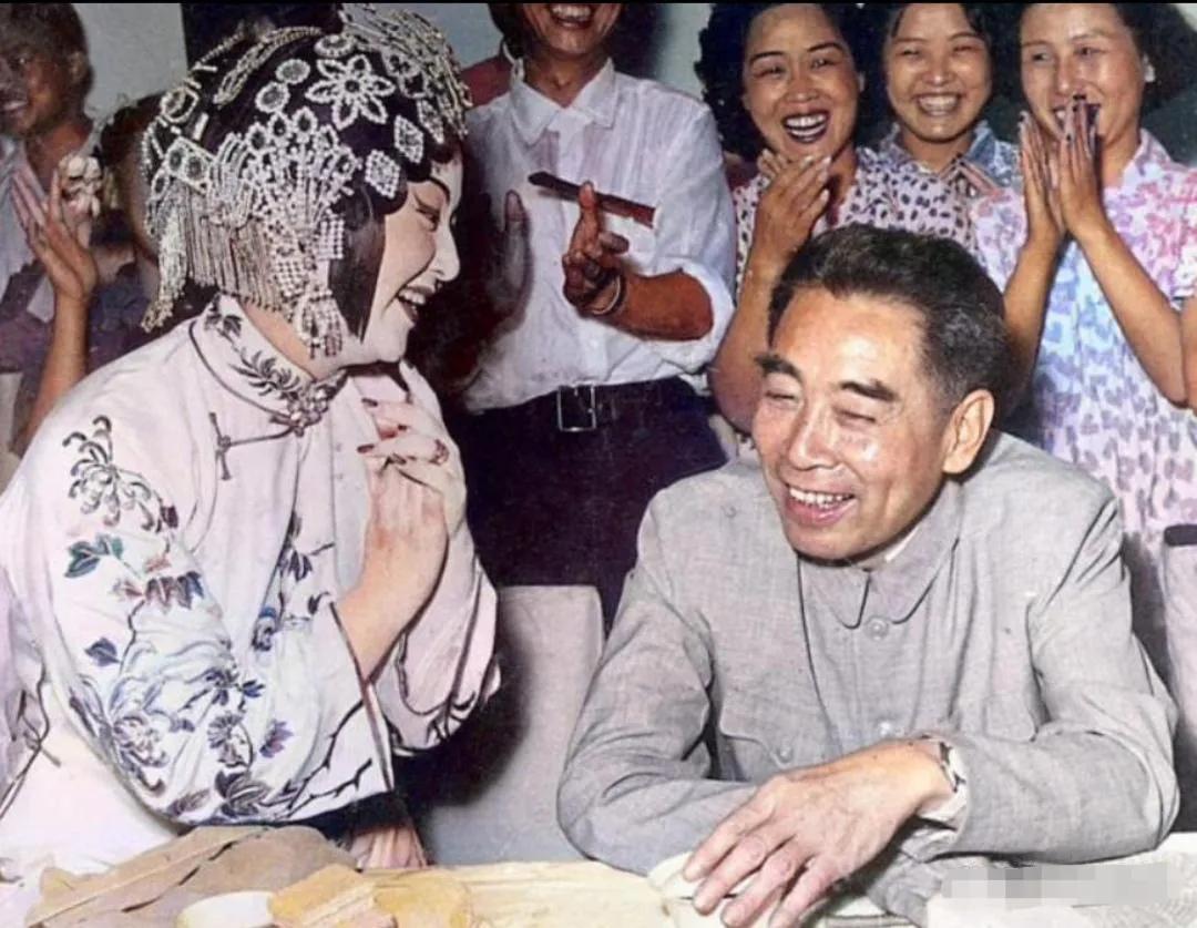 A photo of Premier Zhou and Chen Bohua, Chen looks like a little girl, but she is actually 37 ...