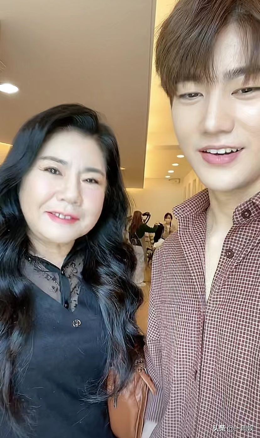 Xian Suyuan's family of three live broadcast, dressed like a lady with ...