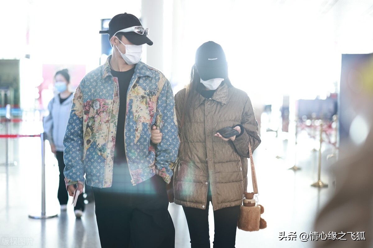 Jiang Chao and Medina departed from Beijing Airport, and the two held ...