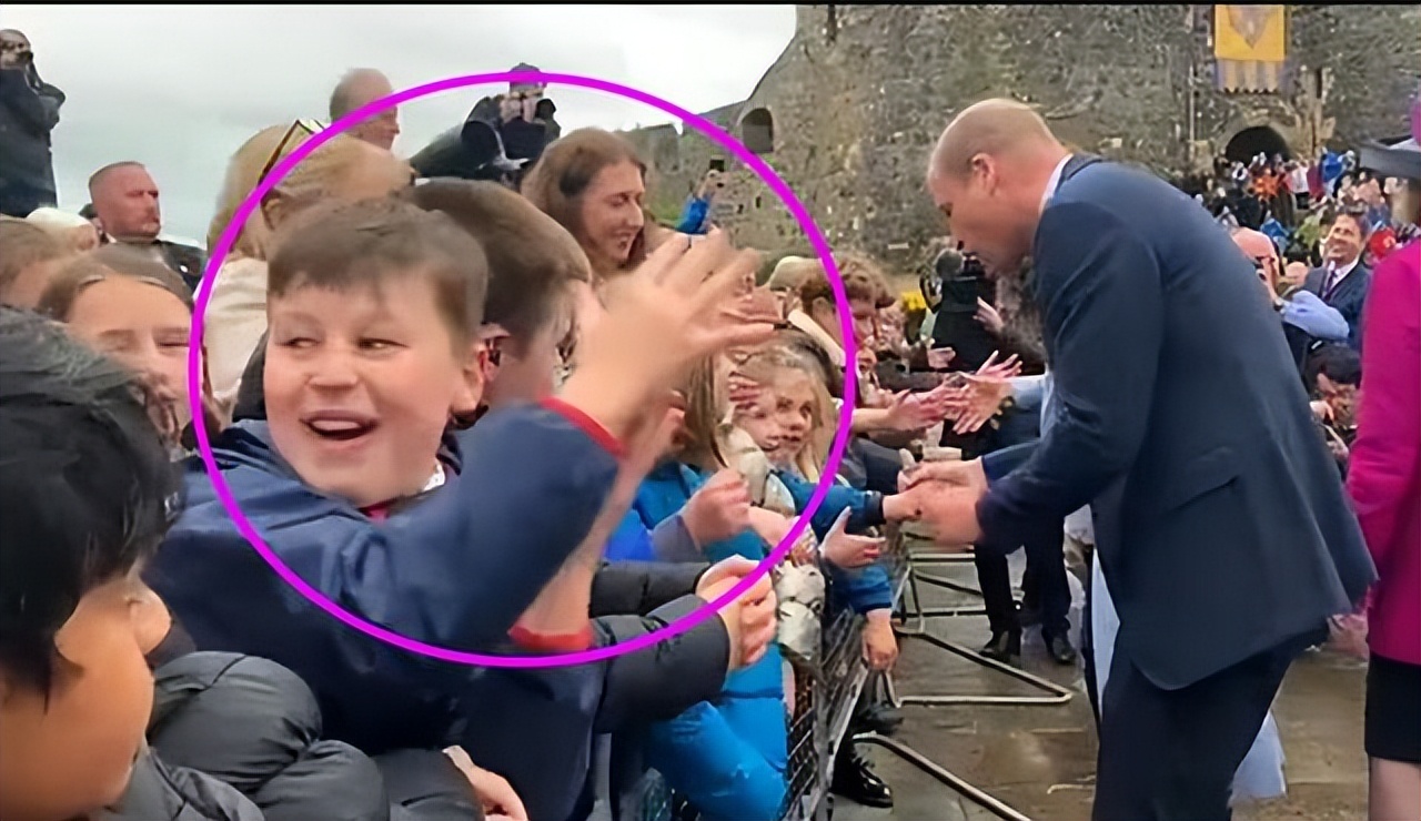 11-year-old fans are crazy about chasing stars!After shaking hands with ...