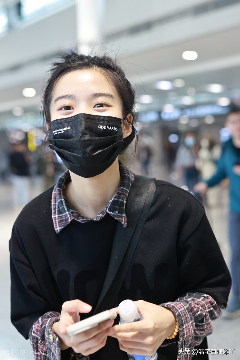 Lu Yuxiao appeared at Shanghai Hongqiao Airport - iNEWS
