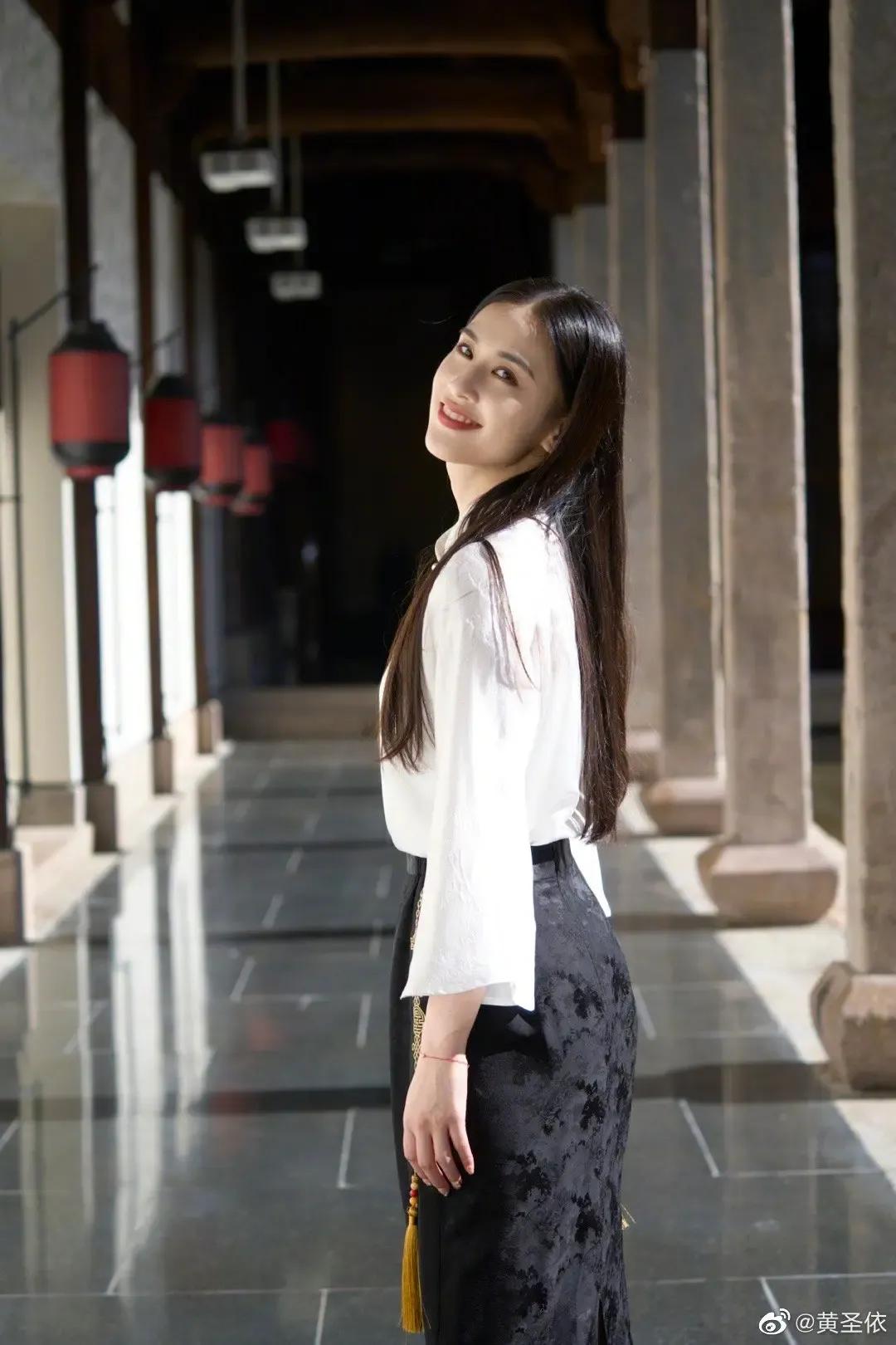 Huang Shengyi, Chen Yuqi, Ren Min, Chen Douling Mid-Autumn Festival ...