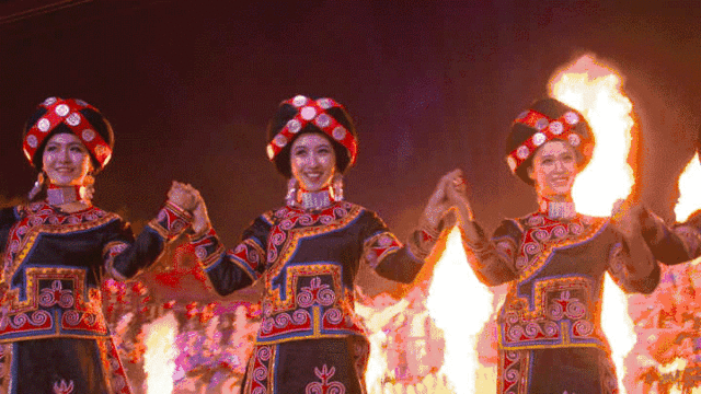 Traditional costumes are "beautiful out of the circle", see how the Yi ...
