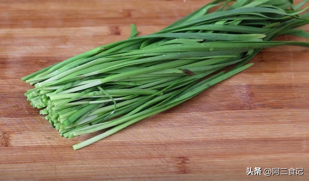 The leek box is so fragrant, there is no need to knead the noodles, no ...