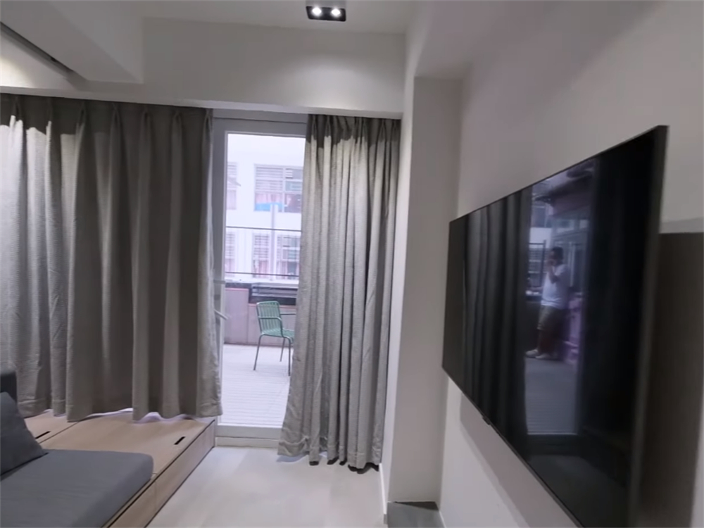 A Hong Kong couple bought a 30-year-old house. The whole house is only ...