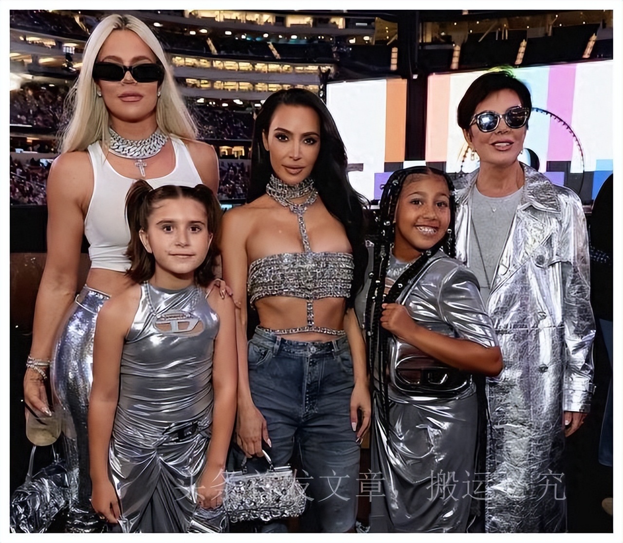 "Little Sister Jin" and "Tiancha" are in love! Kissing like no one is ...