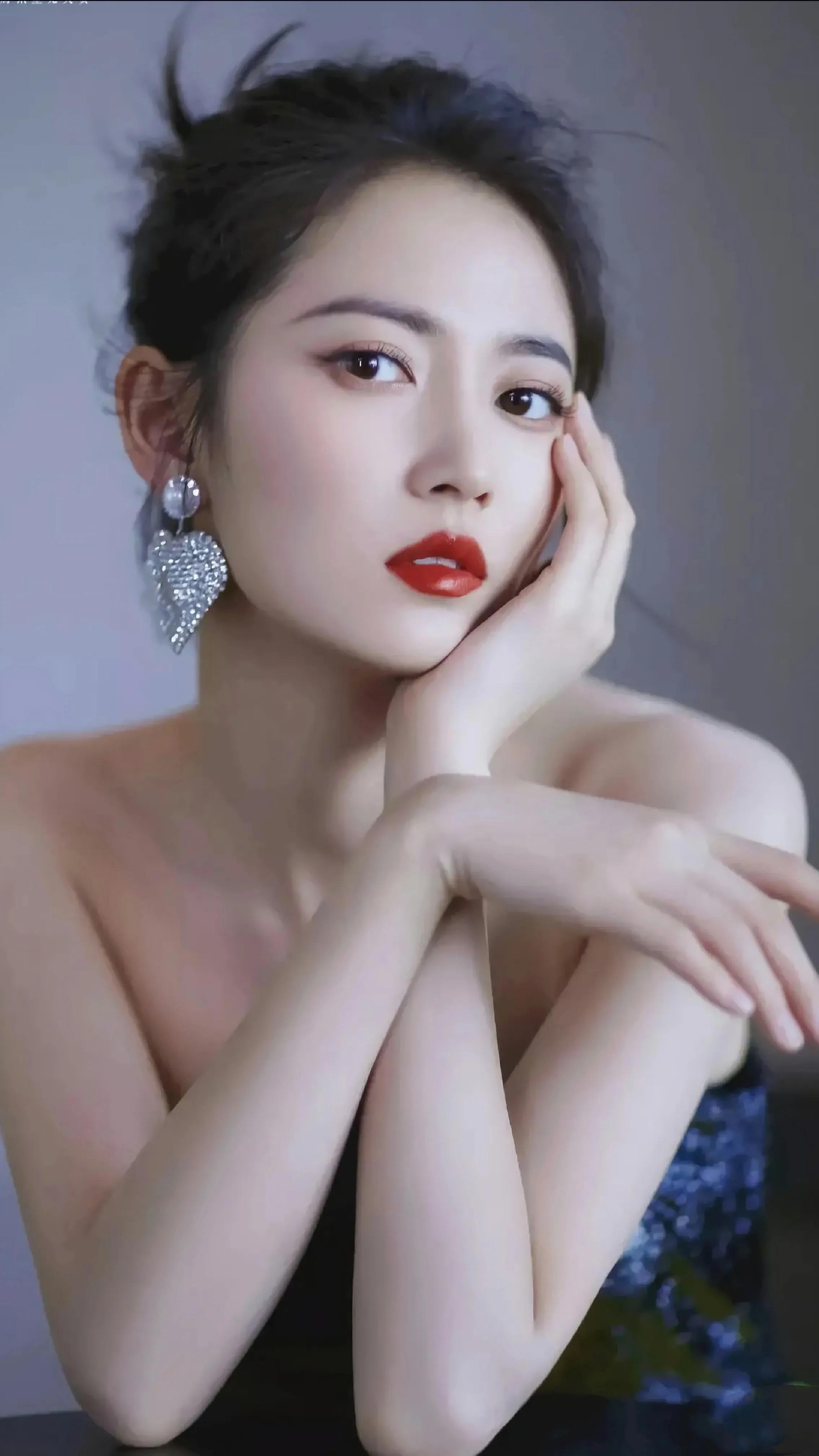 Chen Yuqi's exquisite atlas is beautiful and moving - iMedia