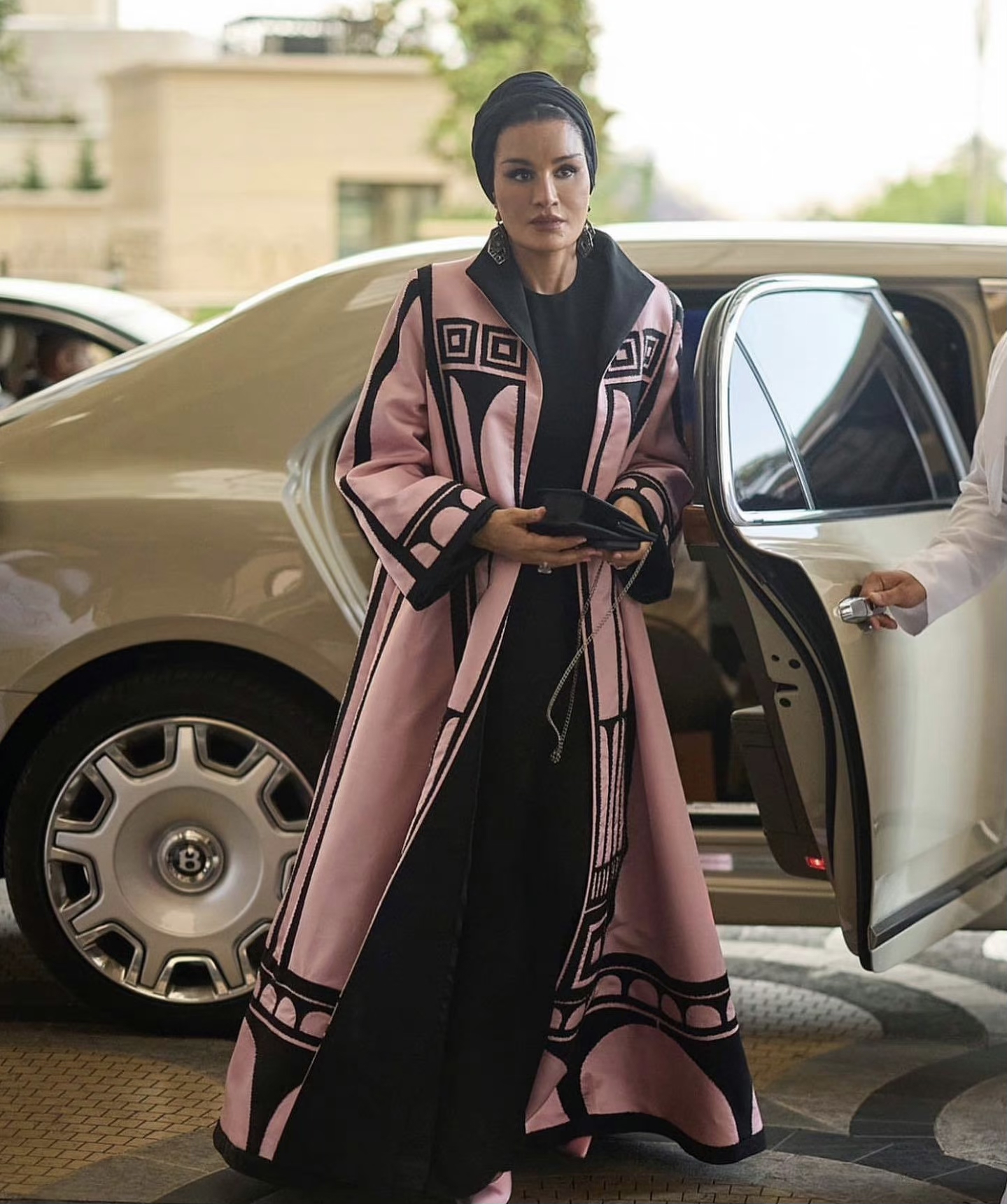 Queen Mother Moza of Qatar: Her aura is equal to that of a queen, her ...