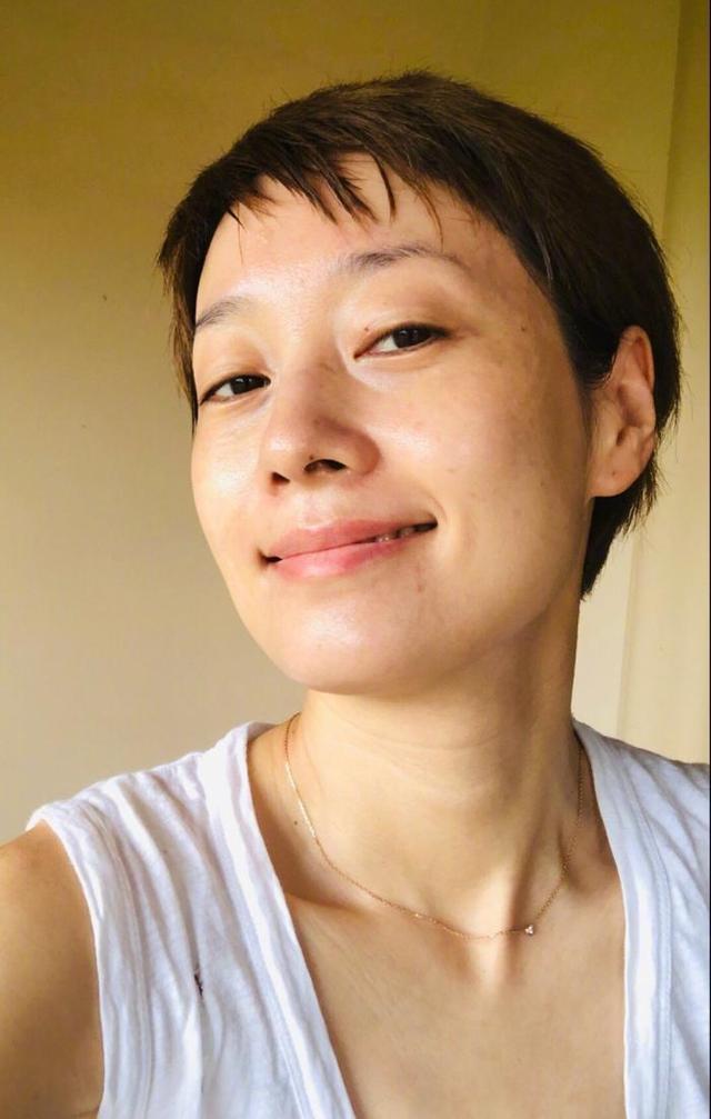 Ma Yili takes a selfie with an actress. Short hair is eye-catching, but ...