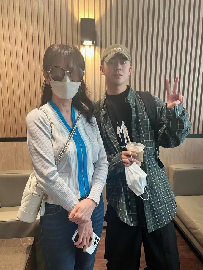 68-year-old Zhao Yazhi showed up at the airport, with a lot of wrinkles ...