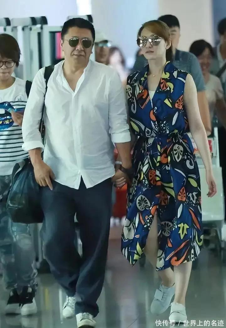 Li Xiaoran walked to the airport with her rich husband. The 46-year-old ...