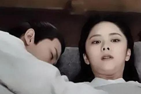 It turned out that the actor's "sleep scene" was shot like this.Only by ...