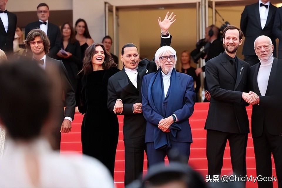 Johnny Depp is back in Cannes! Reproduce the scene of being carried ...