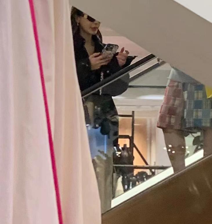 Angelababy's family of 3 traveled to London, wearing over 20,000 yuan ...