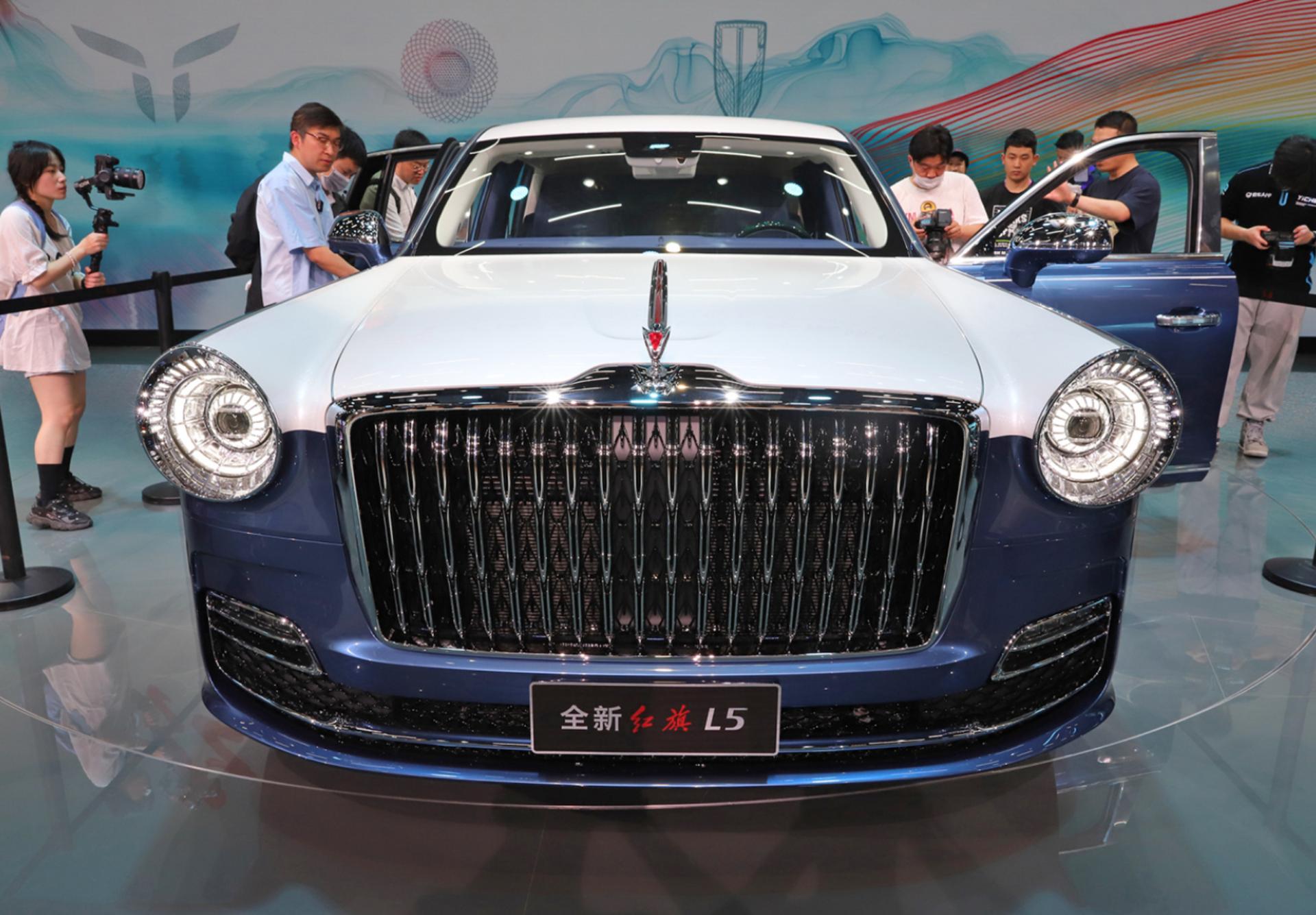 Hongqi "Rolls-Royce" real car exposure, equipped with lifting car logo ...