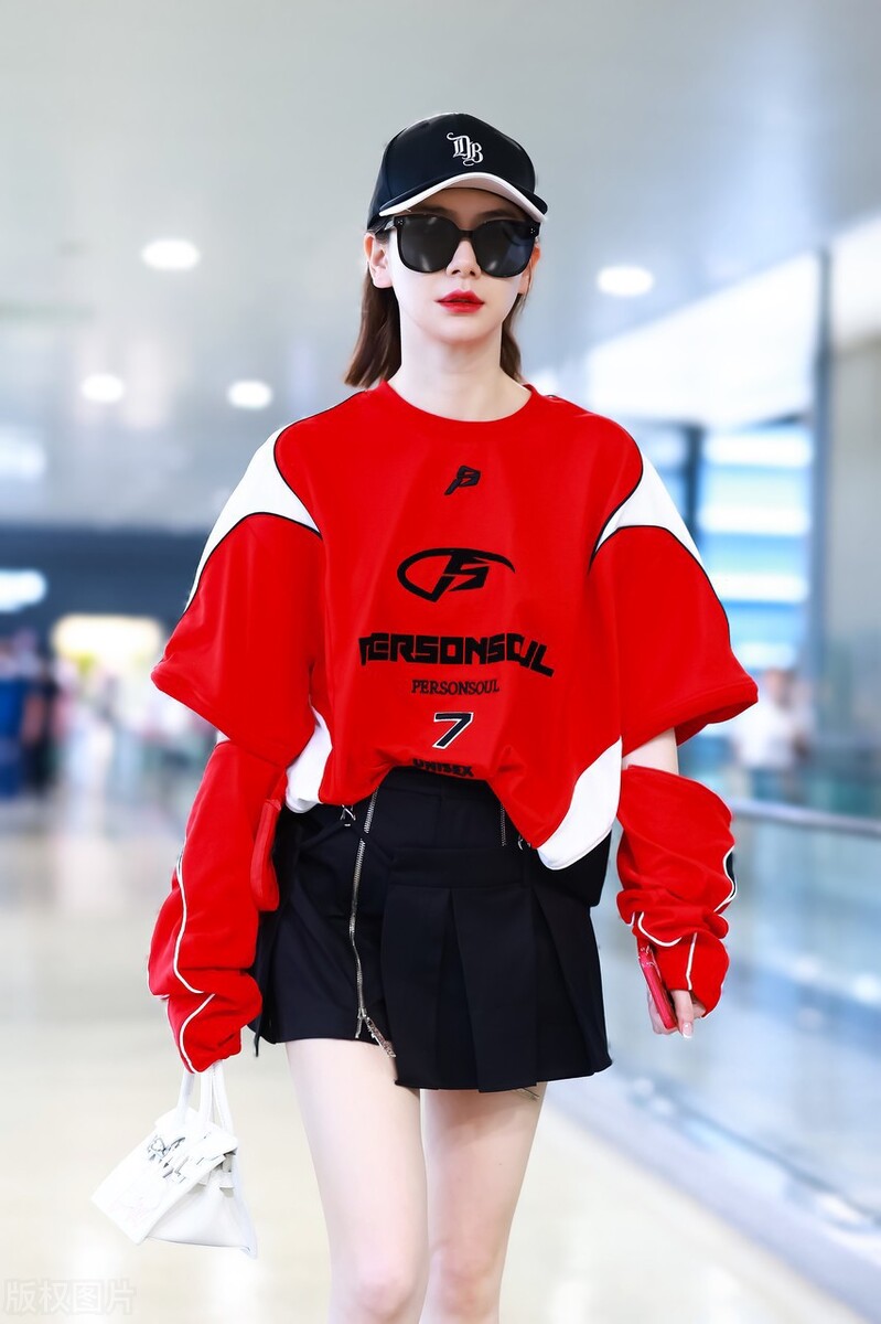 On August 8th, Qi Wei, Hanikezi, and He Jie three beauties appeared at ...