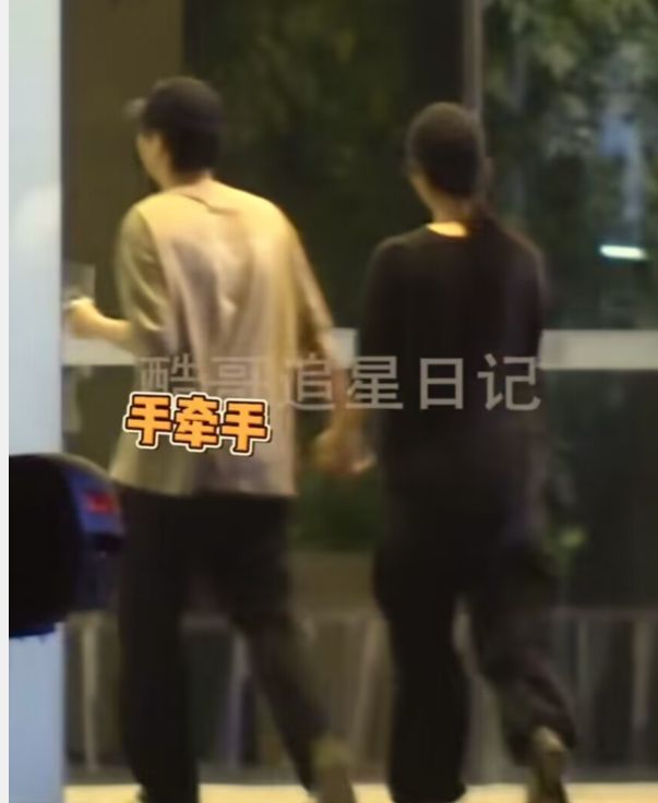 Qin Junjie and Mao Xiaohui's relationship was exposed. They held hands and returned to the hotel ...