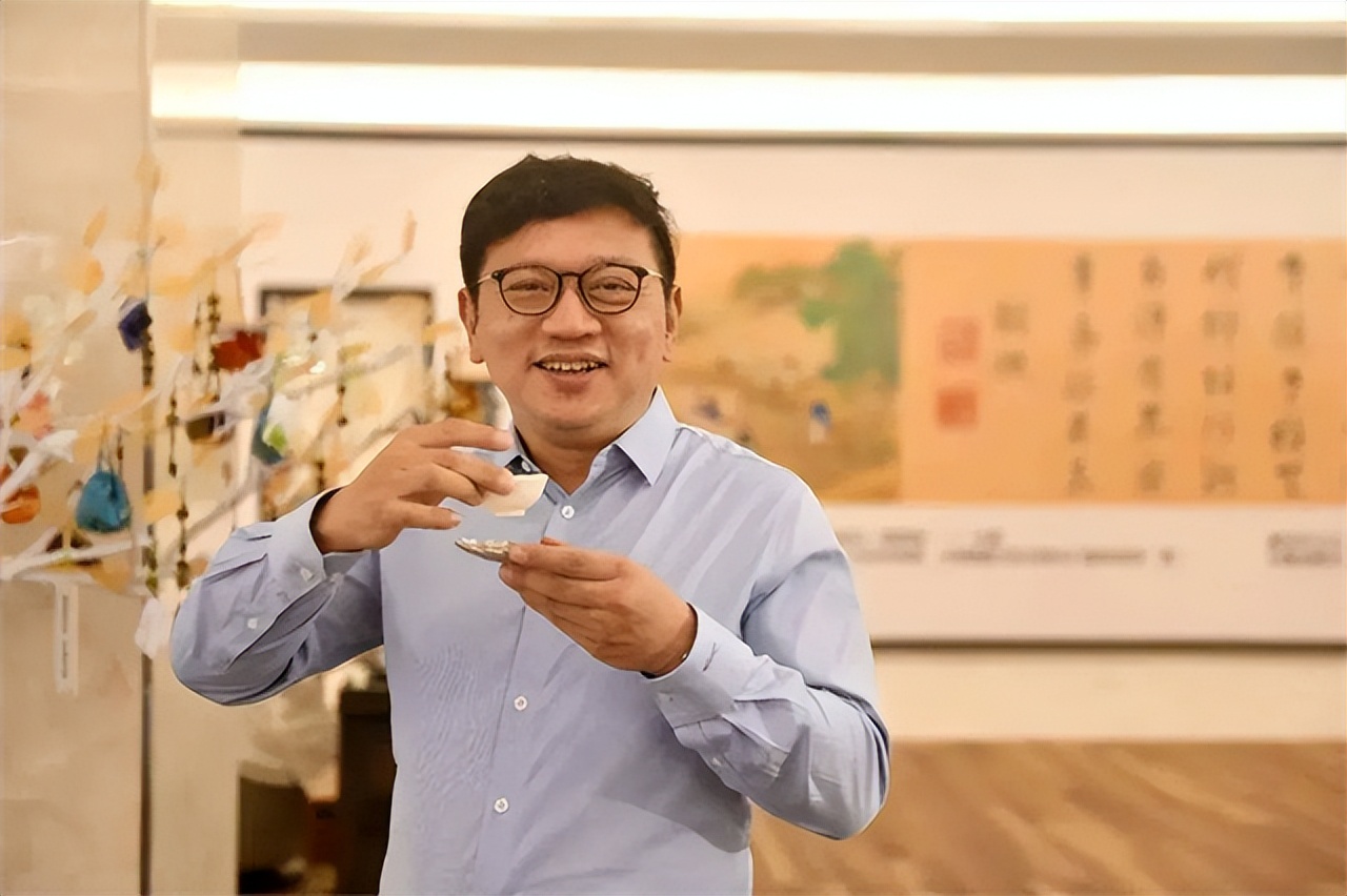 Luo Xin of Dragon TV is famous for hosting "One in a Hundred". Who is ...