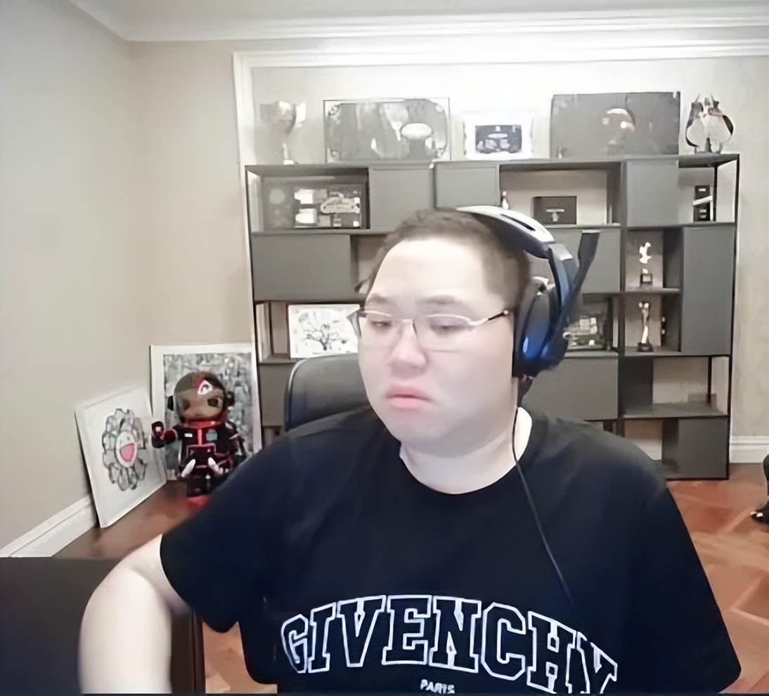 LOL: PDD is angry, and was warned by the super tube just after playing the standing horse. PDD ...