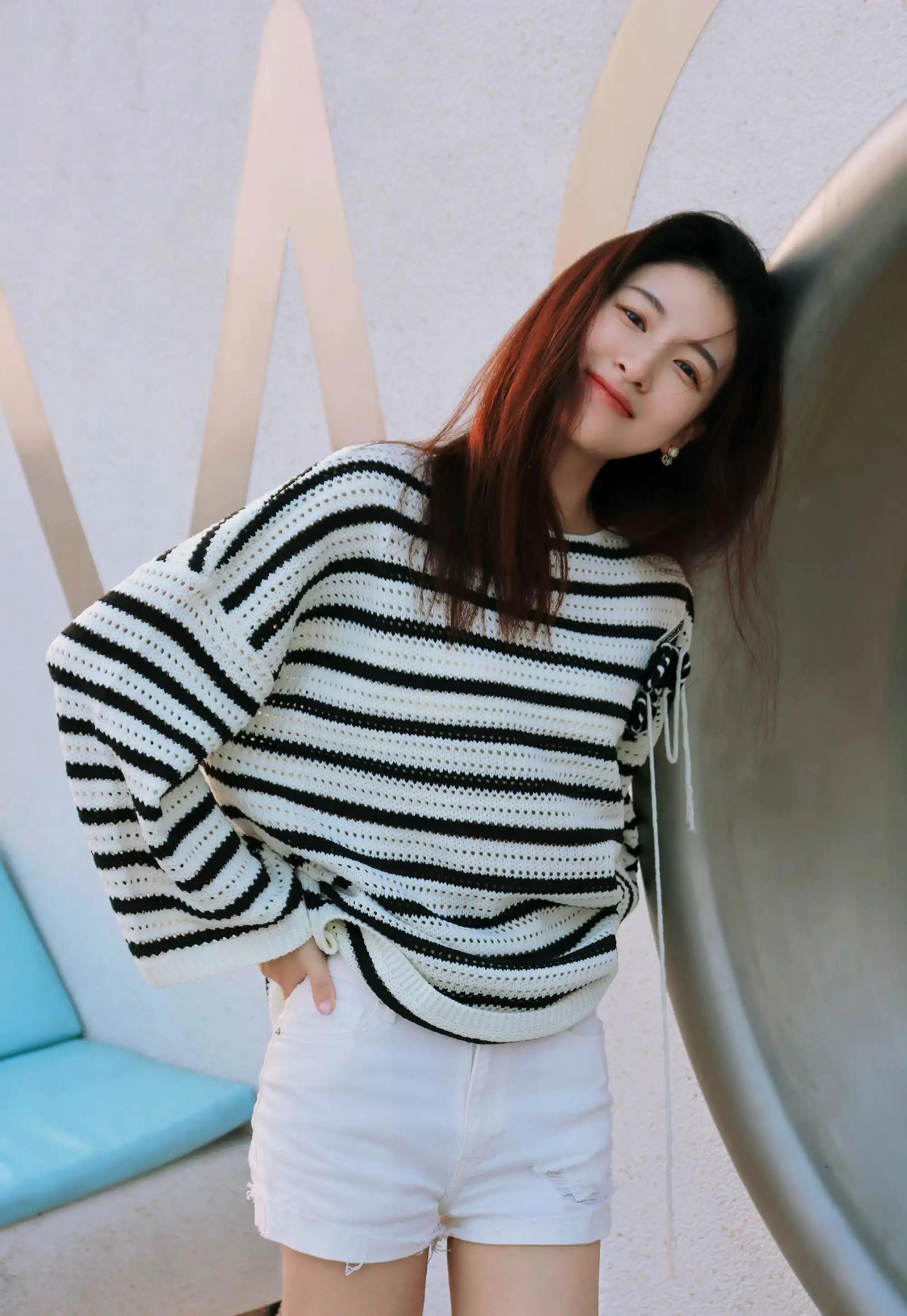 Du Yuchen wears black and white striped sweater, very beautiful - iNEWS