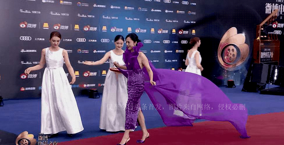 How embarrassing is it to wear the wrong dress? Yao Chen looks like a ...