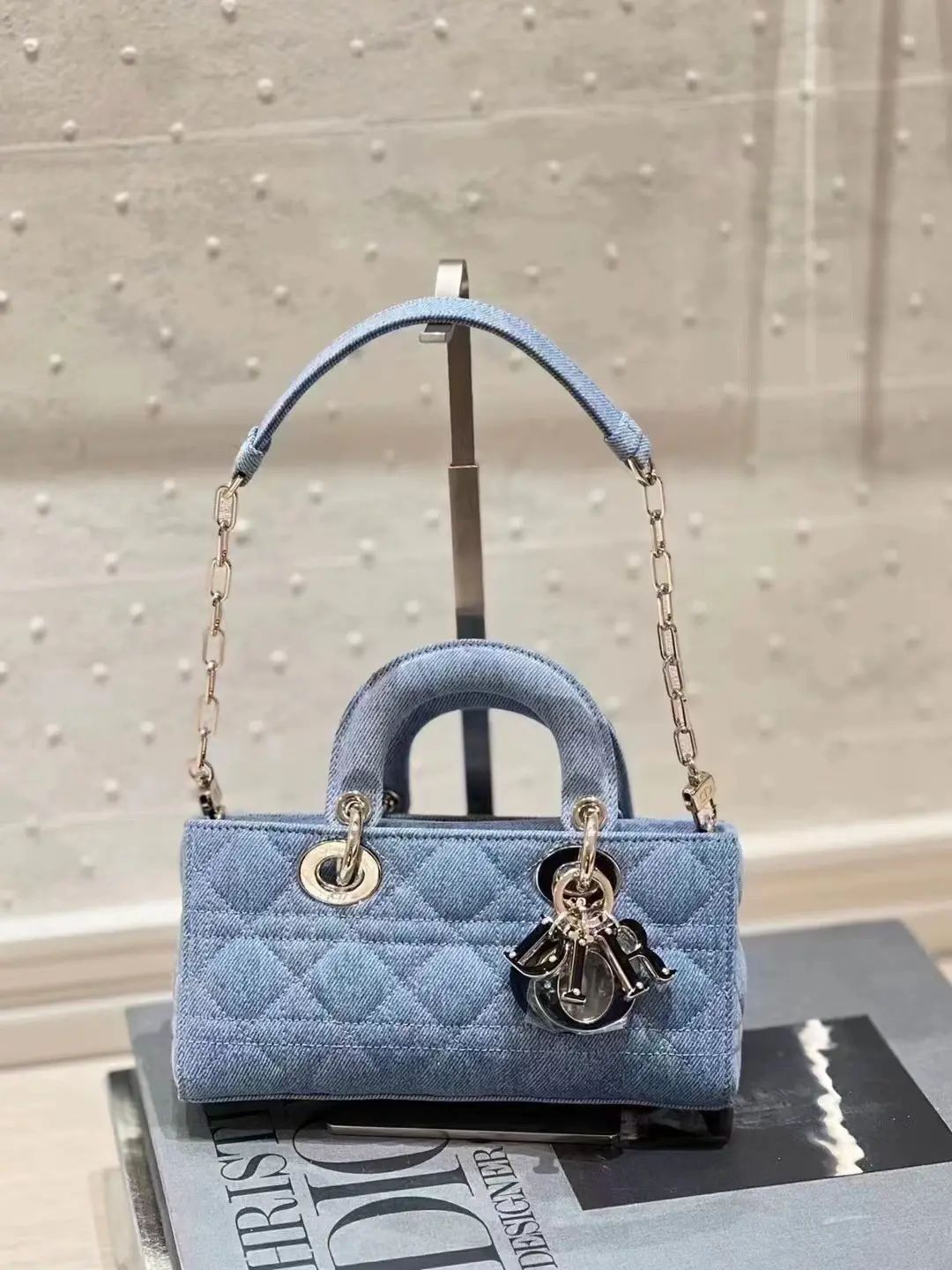 Check out Dior's new trumpet. The new trumpet tannin blue is simply a ...