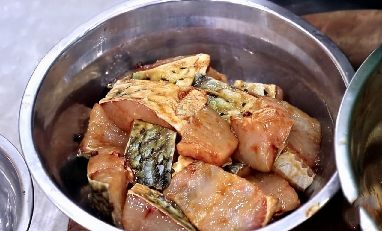 Learn this method, first fried and then braised, the fish is burnt and ...