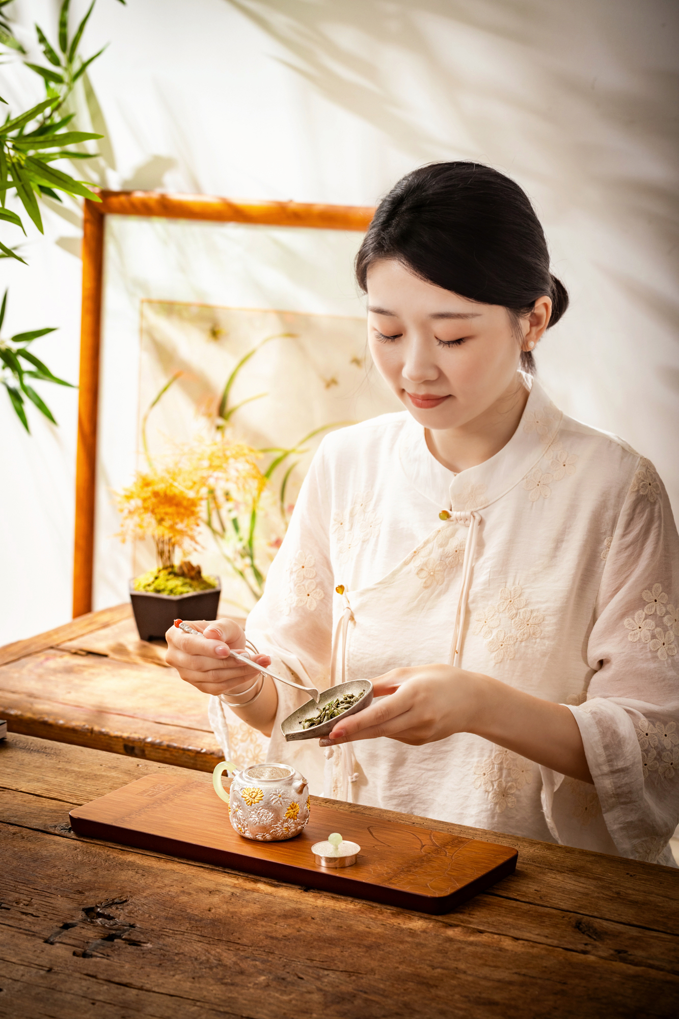 What is the meaning of the silver pot?Can it be used as a prayer item ...