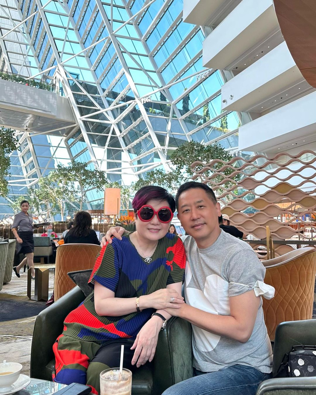 64-year-old Tang Hede snuggled up to Chen Shufen and acted like a baby ...