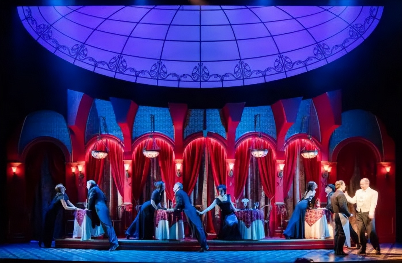 The stage of the musical "She loves me" is romantic and nostalgic - iNEWS