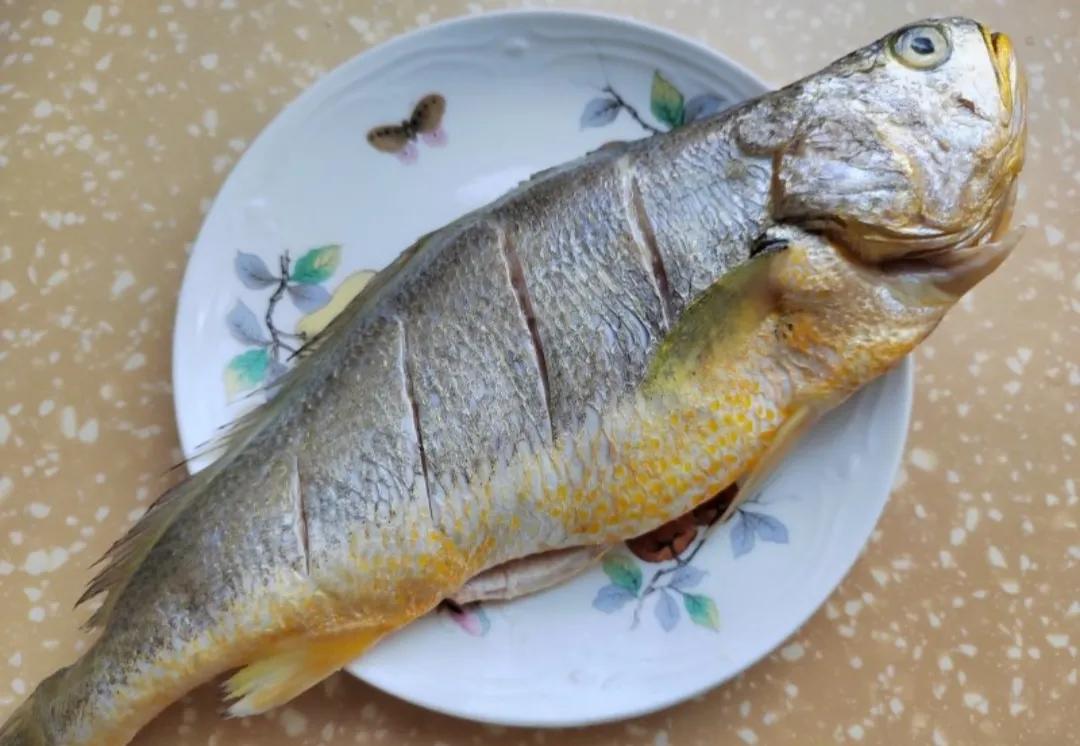 Sweet and sour yellow croaker is a delicious Chinese dish - iNEWS