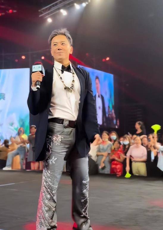 53-year-old Mao Ning is a business performer who is looking for money ...